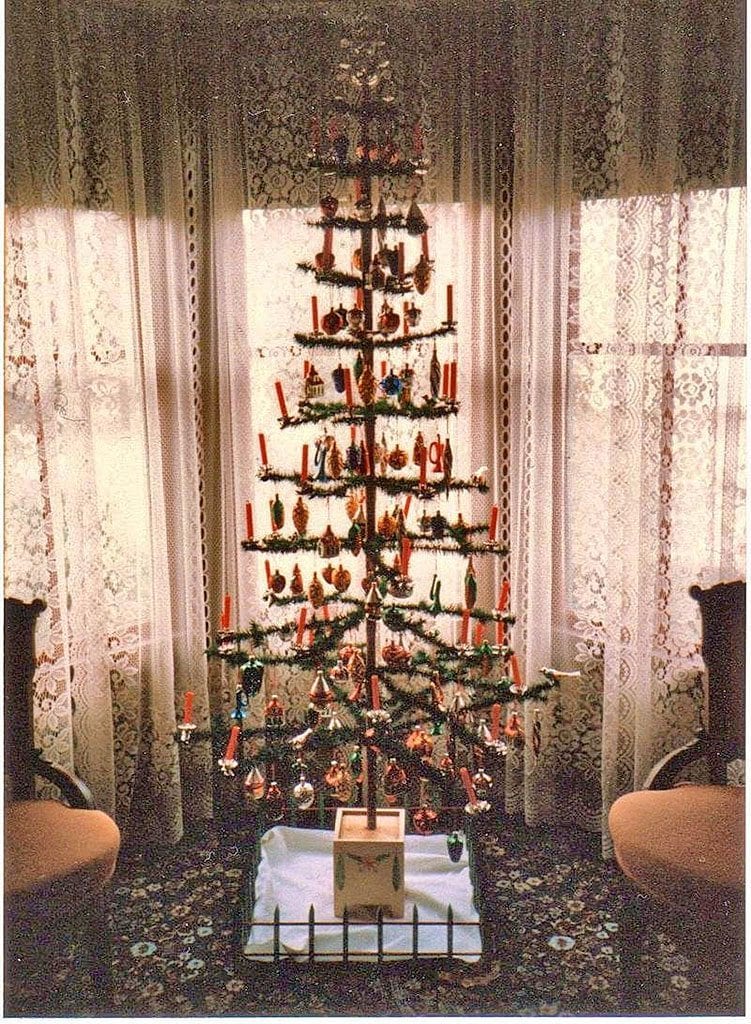 Old Fashioned Christmas Tree - 1940's style - OldHouseGuy Blog