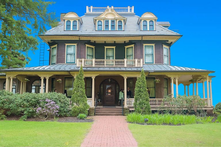 Roof Balustrade, Widow's Walks, and Roof Cresting: The Difference and ...